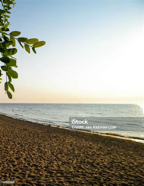 Gdynia 폴란드에서 Baltc 바다와 그것의 모래 사장에 일몰의 아름 다운 보기 0명에 대한 스톡 사진 및 기타 이미지
