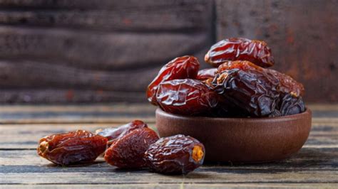 Soaked Dry Fruits ஹெல்த்தியா இருக்க ஊறவைத்த உலர் பழங்களை சாப்பிடுங்க