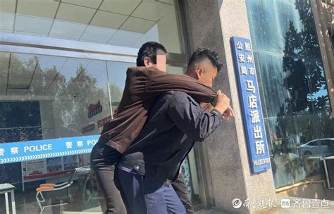 残疾男子到派出所换身份证 辅警全程背着办王先生杨超俊女士
