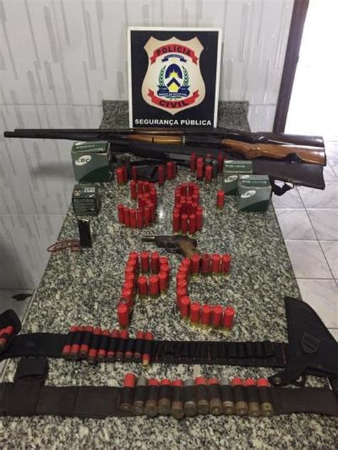 Homem é preso ao ser flagrado quatro armas de fogo e mais de 120