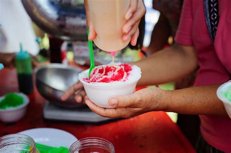 자원봉사자들의 식량 기부 활동 희망의 음식 개념 가난하고 노숙자들을 위한 무료 음식은 덜 음식에 음식을 기부합니다 가난한 사람들의 사회적 개념 공유 공동체에 대한 스톡 사진