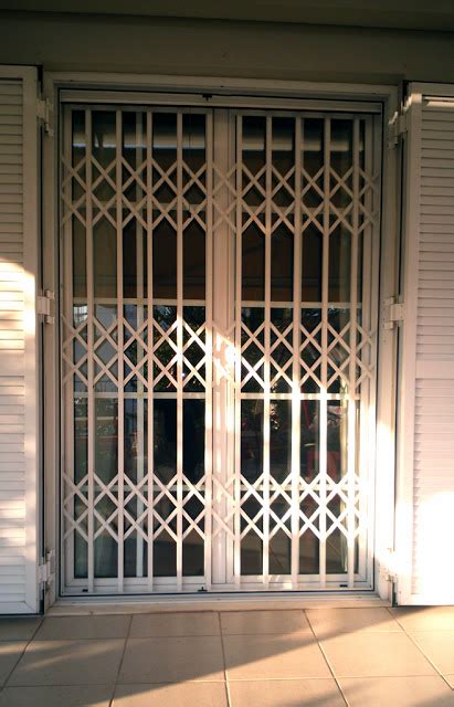 ΘΩΡΑΚΙΣΜΕΝΗ ΠΟΡΤΑ 395 ΕΥΡΩ And ΚΑΓΚΕΛΟ ΑΣΦΑΛΕΙΑΣ 110 ΕΥΡΩ Μ2 Giaouspi