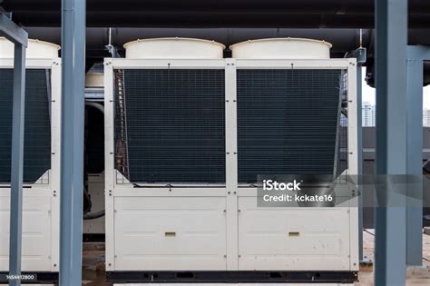 옥상 건물에 설치된 에어컨 압축기 산업용 에어컨 장치 지붕에 산업용 에어컨 및 환기 시스템 데이터 센터 건물의 냉각탑 건축물에 대한 스톡 사진 및 기타 이미지 Istock