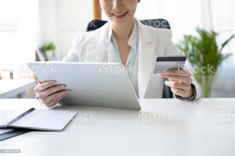 신용 카드를 들고 디지털 태블릿으로 온라인으로 뱅킹을 만드는 크롭 샷 사업가 20 24세에 대한 스톡 사진 및 기타 이미지