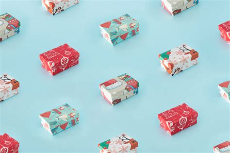 파스텔 블루 배경에 화려한 크리스마스 선물 상자의 겨울 창조적 패턴 개념 아이들을 위한 새해 선물 0명에 대한 스톡 사진 및 기타 이미지 Istock