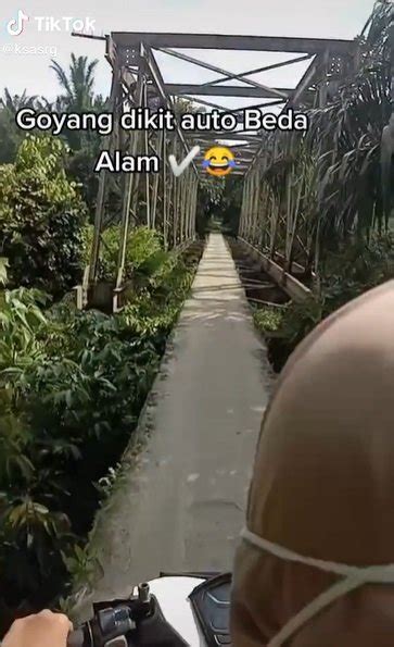 Viral Wanita Nekat Lewat Jembatan Maut Goyang Sedikit Bisa Bahaya Banget Merdeka