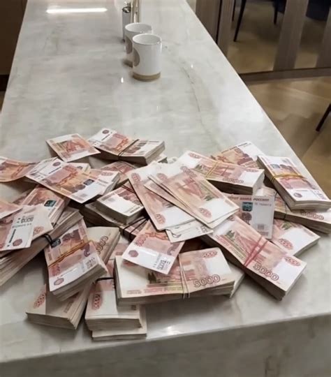 Жена Павла Мамаева Надежда Санько похвасталась горой денег и нелестно ...