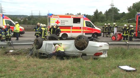 Kirchheim Teck Auto schanzt über Leitplanke