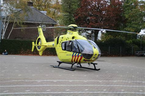 Traumahelikopter Landt Op Parkeerterrein In Barneveld Voor Medische