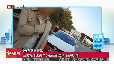 开车错过匝道出口，司机竟倒车变道，两车相撞太惊险社会交通事故好看视频