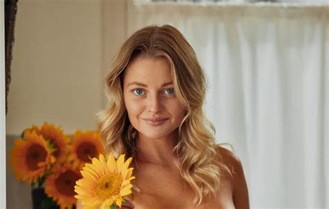 Download Wallpaper Happy Cleavage Flower Woman Babe Smile Blue Eyes Model Section Girls