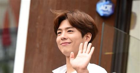 사진 박보검 미소와 손 인사