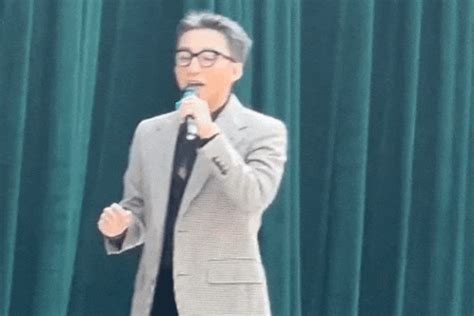 Học Sinh Phấn Khích La Hét Reo Hò Khi Sơn Tùng M Tp Về Thăm Trường Cũ