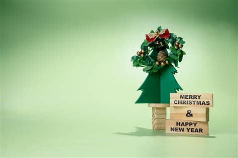 크리스마스 화환과 나무 블록 더미와 함께 크리스마스 트리 미니어처 와 벽 크리스마스 새해 복 많이 받으세요 색칠된 배경에 0명에 대한 스톡 사진 및 기타 이미지 Istock