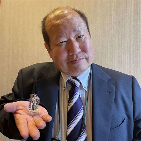 自らのアクリルスタンドを持つ38代木村庄之助