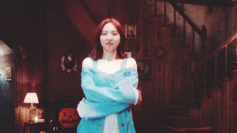 더쿠 트와이스 Tt 뮤직비디오 티저 움짤 4p