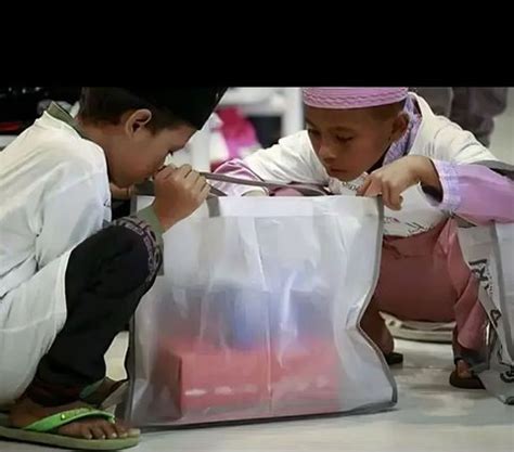 Karyawan Toko Menangis Tersedu Sedu Tak Mampu Menahan Haru Usai Layani