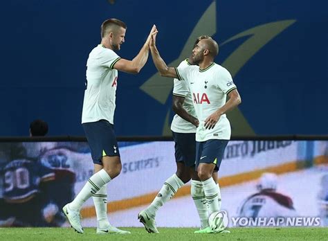 축하받는 토트넘 에릭 다이어 연합뉴스