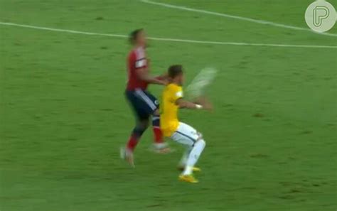 Foto Ao invés de ir na bola o colombiano deu uma joelhada nas costas de Neymar Purepeople