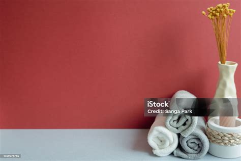 롤 샤워 면 수건과 양초 마른 꽃의 꽃병의 스택 욕실 스파 개념입니다 빨간색과 회색 배경 뷰티 스파에 대한 스톡 사진 및 기타