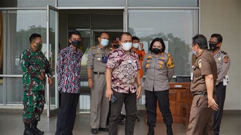 Kapolres Banjar Bersama Wali Kota Banjar Tinjau Isolasi Terpusat Pasien