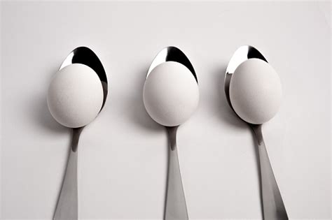 금속 포크에 달걀을 히켄 흰색 배경 클로즈업에 격리 된 숟가락 두 포크 숟가락 위에 놓인 달걀 계란은식이 요법에서 베이킹