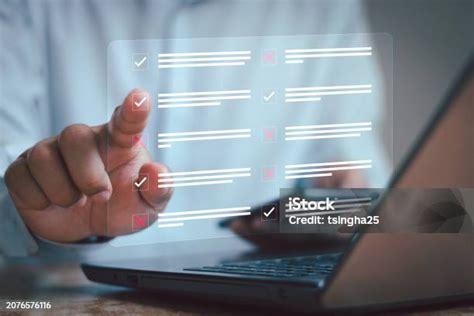 문서 관리 시스템 평가 양식 설문지 체크리스트 및 클립보드 작업 관리 랩톱 컴퓨터 생산성 체크리스트에서 작업하고 온라인으로 설문