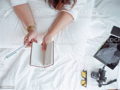 침대의 침실에서 태블릿으로 일하는 여성의 손에서 캐주얼 비즈니스 개념 25 29세에 대한 스톡 사진 및 기타 이미지 25