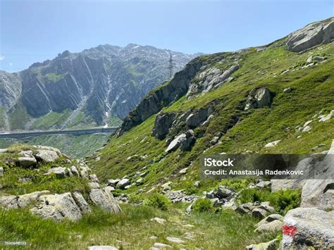 여름 스위스 알프스 환경과 장크트 고타드 고개의 하이킹 코스 또는 등산 코스 경관에 대한 스톡 사진 및 기타 이미지 Istock