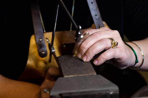 Omsmelten Van Oude Gouden Sieraden Goudsmid Best Vermaken Van Sieraden Recyclen Van Emotie