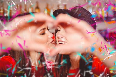 Dos Jóvenes Lesbianas Se Besan Y Hacen Un Corazón Con Las Manos En Una
