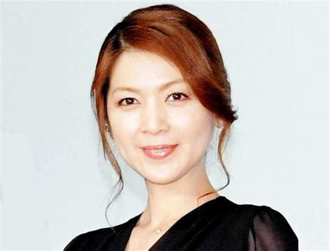飯島直子 気取らぬ文面に反響「癒される」 白髪抜いてる投稿に「抜かないでー」の声｜よろず〜ニュース