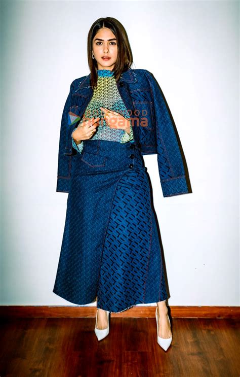 Mrunal Thakur Photos Images Hd Wallpapers Mrunal Thakur Hd Images