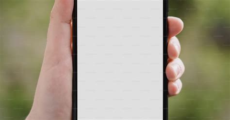 손에 휴대폰을 들고 있는 사람 사진 Unsplash의 모형 이미지