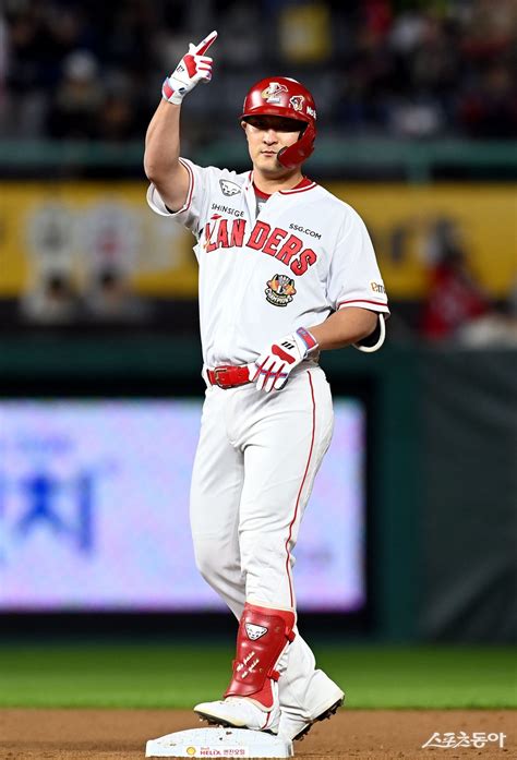 3안타 하재훈 이번에는 2루타~ 포토 ｜스포츠동아