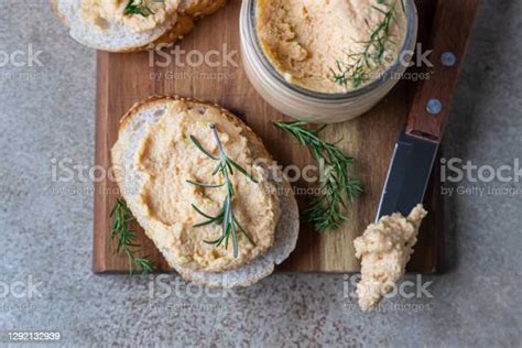 얇게 썬 빵과 허브 가벼운 콘크리트 배경이있는 유리 항아리에 수제 파테 스프레드 또는 무스 맨 위 보기입니다 파테에 대한 스톡 사진 및 기타 이미지 Istock
