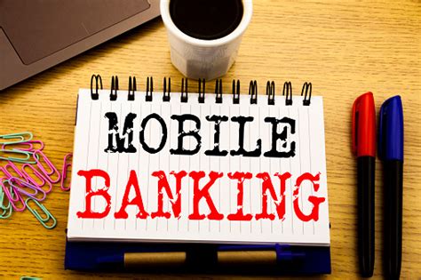 손을 보여주는 모바일 뱅킹 텍스트 캡션 작성입니다 인터넷 뱅킹 전자 은행 노트북 커피와 함께 사무실에서 나무 바탕에 노트북도 서에 대 한 비즈니스 개념 개념에 대한 스톡