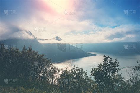 峡湾岩石海岸傍晚天空多云挪威美丽的自然风光