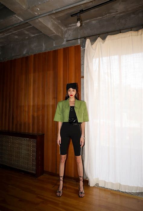 크레이지걸스 스포티한 무드의 점프수트와 크롭자켓으로 스타일리쉬한 무드의 스타일링 Facebook