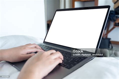 여자의 손을 사용 하 고 침대에 빈 흰색 바탕 화면 키보드와 노트북에 입력 이랑 이미지 노트북에 대한 스톡 사진 및 기타 이미지