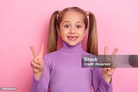 사랑 스럽다 달콤한 작은 여성 보여주는 V 기호 만나 친구 인사 절연 통렬한 핑크색 배경에 고립 된 초상화 8 9 살에 대한 스톡 사진 및 기타 이미지 Istock