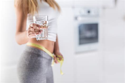 순수한 미네랄 워터와 측정 테이프에서 컵을 들고 매력적인 여자의 스포츠 인물 다이어트에 대한 스톡 사진 및 기타 이미지 다이어트 물 마시기 Istock