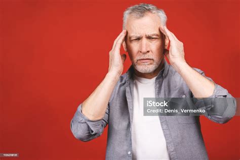 혼란의 초상화는 슬픈 우울 두통 매우 스트레스 빨간색 배경에 고립 부정적인 인간의 감정 얼굴 표정으로 피곤 수석 남자를 걱정
