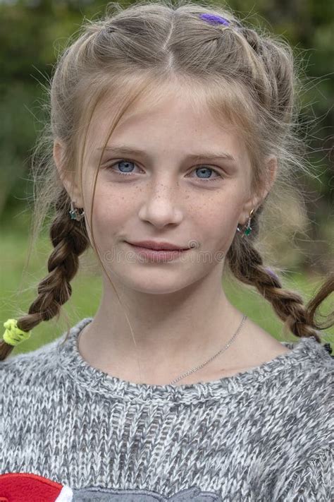 Mooi Blond Jong Meisje Met Sproeten In Openlucht Op Aardachtergrond
