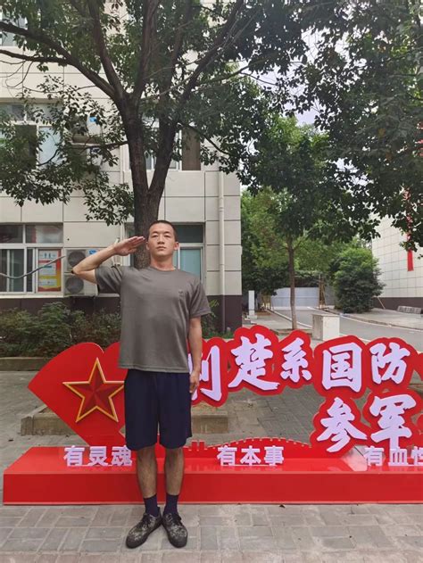 放弃万元月薪，他毅然参军武汉新闻中心长江网cjncn