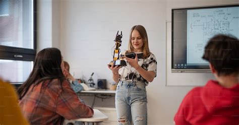 어린 고등학생이 교실에서 로봇 프로젝트를 발표하고 있다 사진 Unsplash의 슬로바키아 이미지