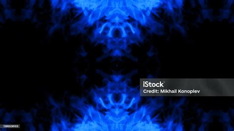 검은 색 배경에 파란색 불꽃으로 화재 불타는 불꽃 추상적인 화재 흐름은 만화경입니다 불교 만달라 꽃 만화경 불타는 파란색 빛나는 강한 화재 불타는 필드 3d 렌더 4k
