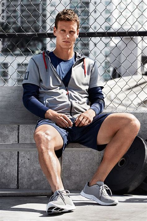 7 วิธีจับคู่ รองเท้ากีฬา กับ เสื้อผ้า ให้เข้ากันสำหรับหนุ่มๆ