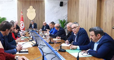 وزير الرياضة يشرف على جلسة عمل موضوعها الملعب الأولمبي بسوسة