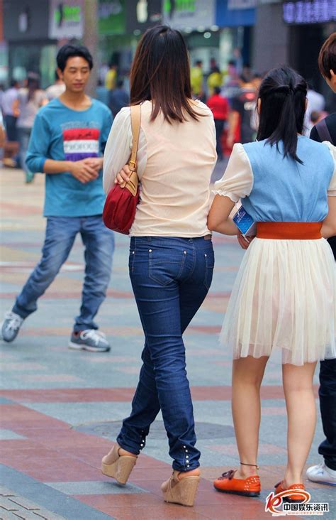 紧身牛仔裤鱼嘴坡高跟清秀美眉 中国娱乐资讯网CECET CN